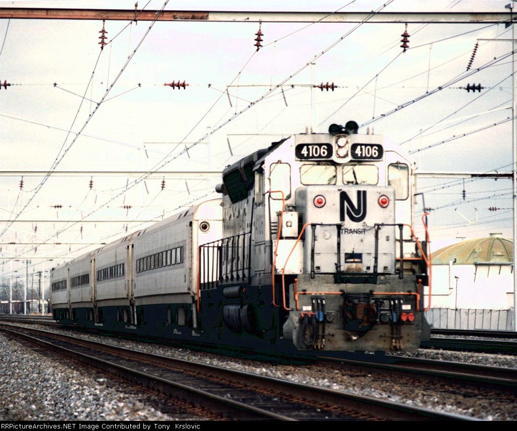 NJT 4106 Ex-CNJ unit under the wires